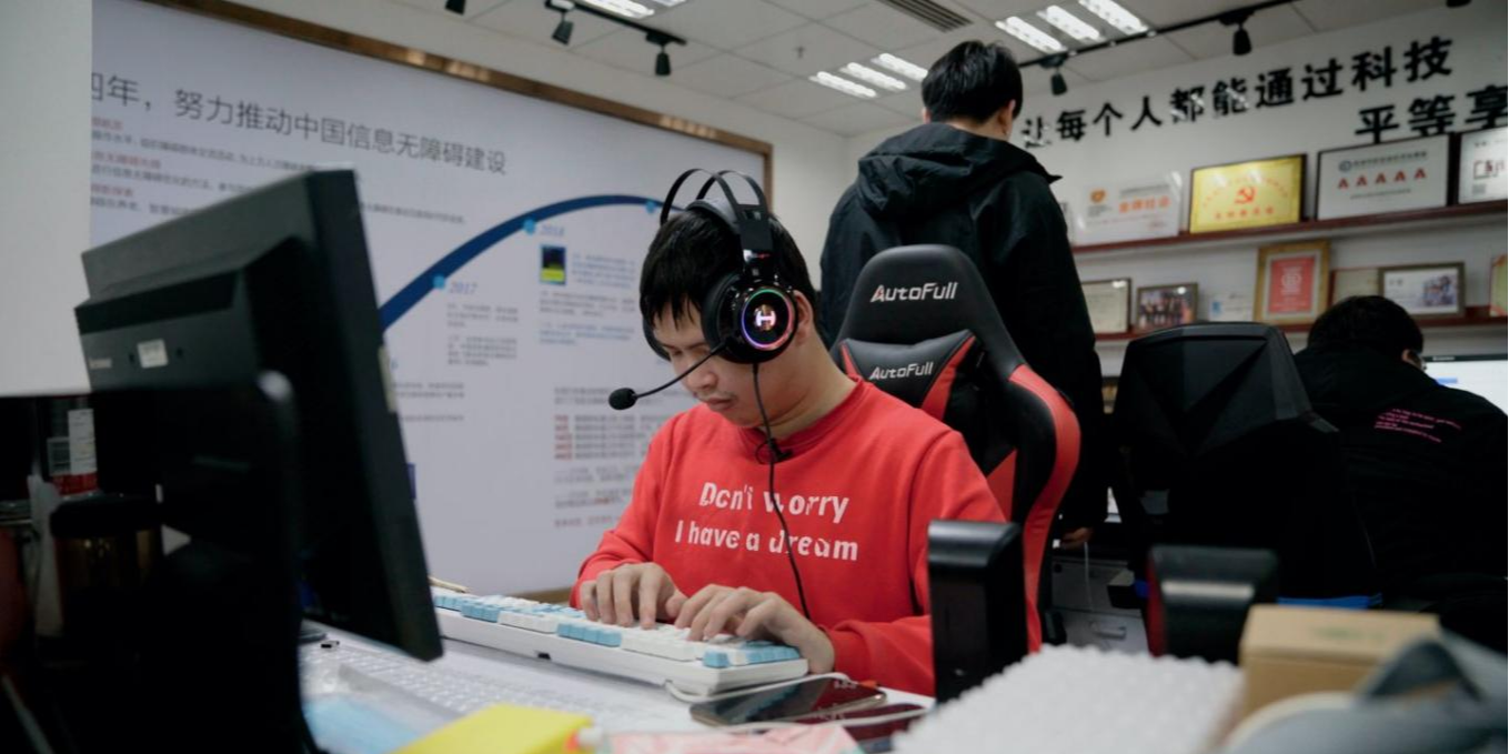 Visually Impaired Chinese Software Engineer Independently Developed a ...